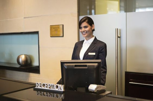Apa Itu Receptionist? Tugas, Syarat, Dan Gajinya? Ini Detailnya! - Tip ...