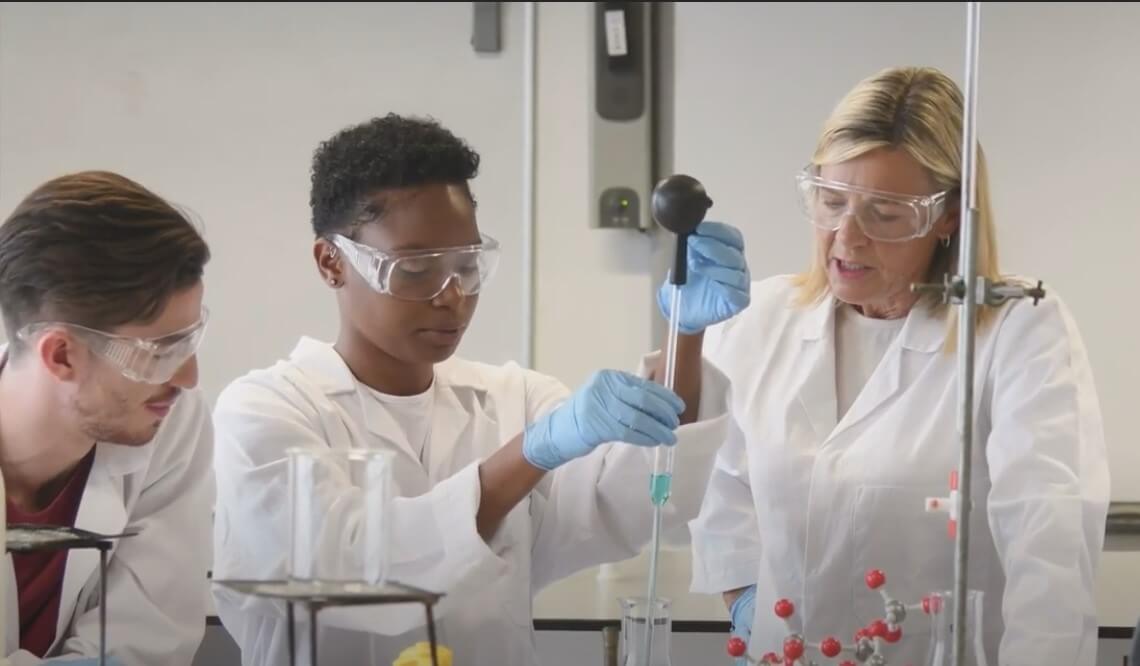 15 Prospek Kerja Teknik Kimia Dengan Gaji Tinggi, Wajib Tau!